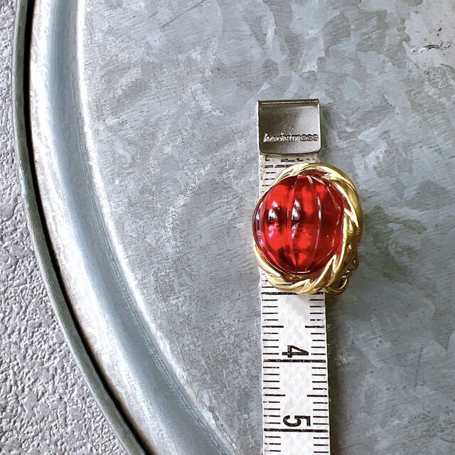 Y1098-ヴィンテージイヤリング U.S.A. 1980s Gold Tone Red Glass Earrings | iichi 日々の暮らしを心地よくするハンドメイドやアンティークの ...