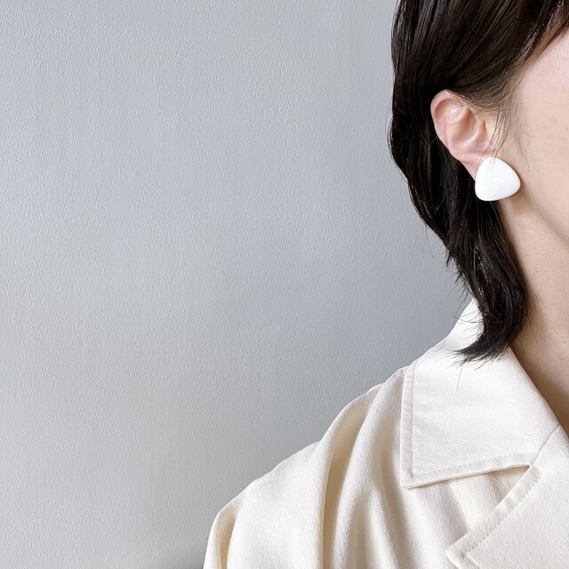 Y1099-ヴィンテージイヤリング U.S.A. 1960s White Acrylic Triangle | iichi 日々の暮らしを心地よくするハンドメイドやアンティークのマーケットプレイス