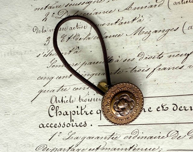 アンティークボタンヘアゴム／甲冑の人物ボタン（AB-069） | iichi 日々の暮らしを心地よくするハンドメイドやアンティークのマーケットプレイス