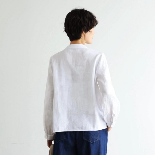 様々なシーンで活躍する万能アイテム ピンタック入り リネンシャツブラウス ホワイト250412-1 | iichi 日々の暮らしを心地よくするハンドメイドやアンティークのマーケットプレイス