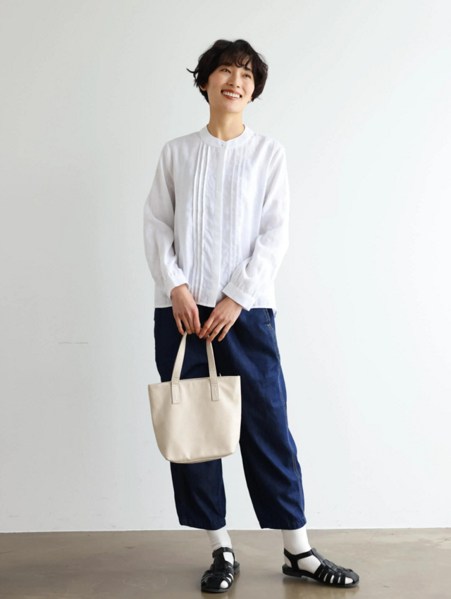 様々なシーンで活躍する万能アイテム ピンタック入り リネンシャツブラウス ホワイト250412-1 | iichi 日々の暮らしを心地よくするハンドメイドやアンティークのマーケットプレイス