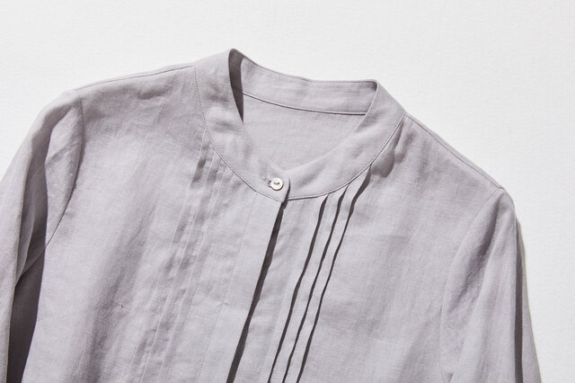様々なシーンで活躍する万能アイテム ピンタック入り リネンシャツブラウス 紫がかったグレー 250412-2 | iichi 日々の暮らしを心地よくするハンドメイドやアンティークのマーケットプレイス