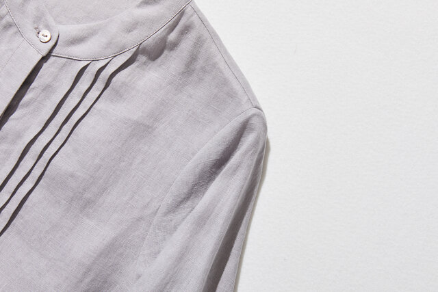 様々なシーンで活躍する万能アイテム ピンタック入り リネンシャツブラウス 紫がかったグレー 250412-2 | iichi 日々の暮らしを心地よくするハンドメイドやアンティークのマーケットプレイス
