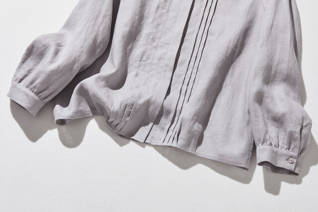 様々なシーンで活躍する万能アイテム ピンタック入り リネンシャツブラウス 紫がかったグレー 250412-2 | iichi 日々の暮らしを心地よくするハンドメイドやアンティークのマーケットプレイス