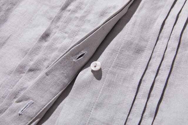 様々なシーンで活躍する万能アイテム ピンタック入り リネンシャツブラウス 紫がかったグレー 250412-2 | iichi 日々の暮らしを心地よくするハンドメイドやアンティークのマーケットプレイス