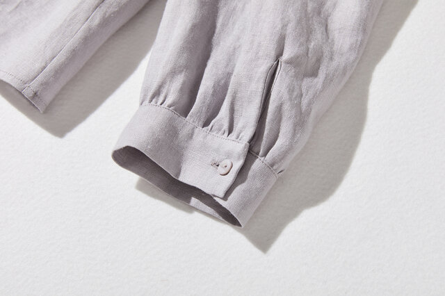 様々なシーンで活躍する万能アイテム ピンタック入り リネンシャツブラウス 紫がかったグレー 250412-2 | iichi 日々の暮らしを心地よくするハンドメイドやアンティークのマーケットプレイス