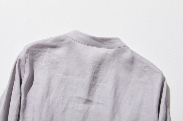 様々なシーンで活躍する万能アイテム ピンタック入り リネンシャツブラウス 紫がかったグレー 250412-2 | iichi 日々の暮らしを心地よくするハンドメイドやアンティークのマーケットプレイス