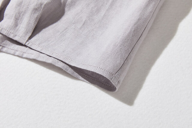 様々なシーンで活躍する万能アイテム ピンタック入り リネンシャツブラウス 紫がかったグレー 250412-2 | iichi 日々の暮らしを心地よくするハンドメイドやアンティークのマーケットプレイス