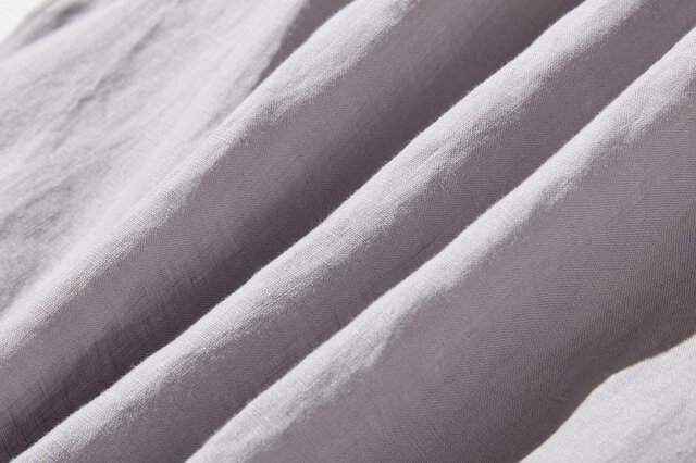 様々なシーンで活躍する万能アイテム ピンタック入り リネンシャツブラウス 紫がかったグレー 250412-2 | iichi 日々の暮らしを心地よくするハンドメイドやアンティークのマーケットプレイス