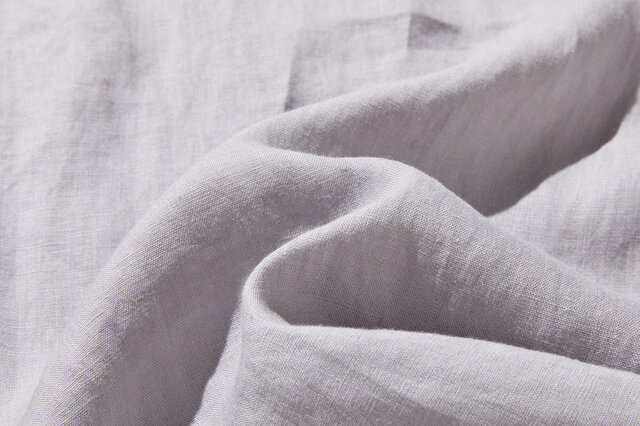 様々なシーンで活躍する万能アイテム ピンタック入り リネンシャツブラウス 紫がかったグレー 250412-2 | iichi 日々の暮らしを心地よくするハンドメイドやアンティークのマーケットプレイス