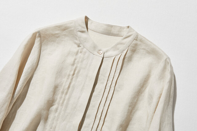 様々なシーンで活躍する万能アイテム ピンタック入り リネンシャツブラウス ベージュ 250412-3 | iichi 日々の暮らしを心地よくするハンドメイドやアンティークのマーケットプレイス