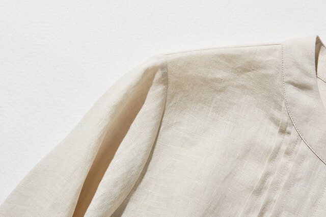 様々なシーンで活躍する万能アイテム ピンタック入り リネンシャツブラウス ベージュ 250412-3 | iichi 日々の暮らしを心地よくするハンドメイドやアンティークのマーケットプレイス