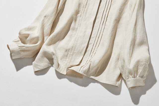 様々なシーンで活躍する万能アイテム ピンタック入り リネンシャツブラウス ベージュ 250412-3 | iichi 日々の暮らしを心地よくするハンドメイドやアンティークのマーケットプレイス