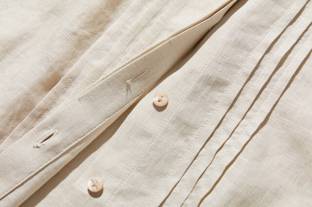 様々なシーンで活躍する万能アイテム ピンタック入り リネンシャツブラウス ベージュ 250412-3 | iichi 日々の暮らしを心地よくするハンドメイドやアンティークのマーケットプレイス