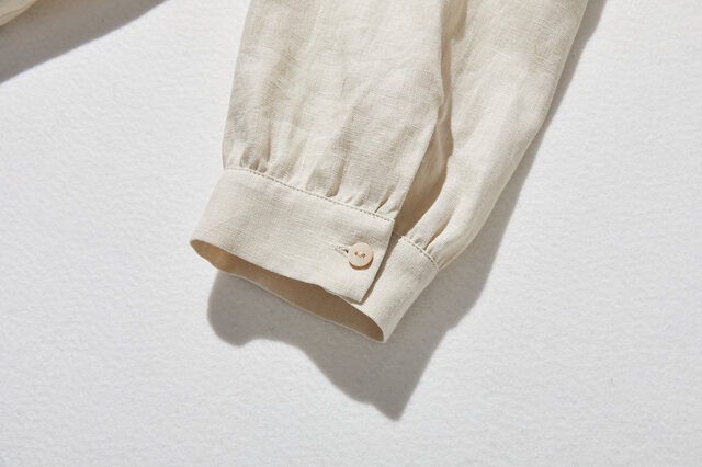 様々なシーンで活躍する万能アイテム ピンタック入り リネンシャツブラウス ベージュ 250412-3 | iichi 日々の暮らしを心地よくするハンドメイドやアンティークのマーケットプレイス