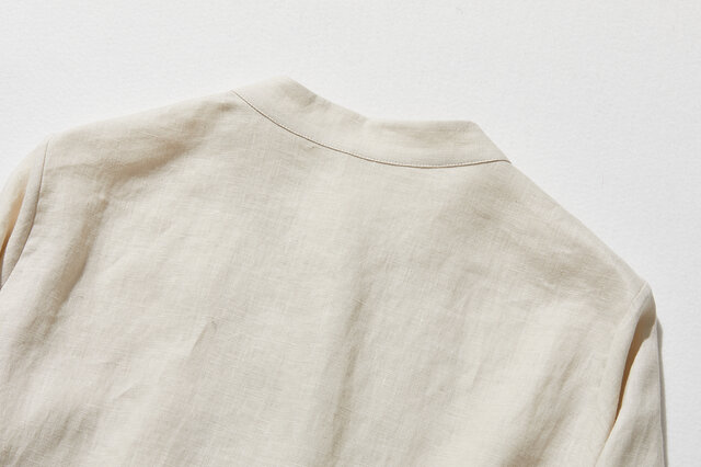 様々なシーンで活躍する万能アイテム ピンタック入り リネンシャツブラウス ベージュ 250412-3 | iichi 日々の暮らしを心地よくするハンドメイドやアンティークのマーケットプレイス