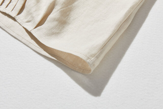 様々なシーンで活躍する万能アイテム ピンタック入り リネンシャツブラウス ベージュ 250412-3 | iichi 日々の暮らしを心地よくするハンドメイドやアンティークのマーケットプレイス