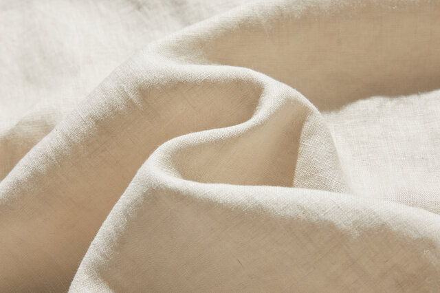 様々なシーンで活躍する万能アイテム ピンタック入り リネンシャツブラウス ベージュ 250412-3 | iichi 日々の暮らしを心地よくするハンドメイドやアンティークのマーケットプレイス