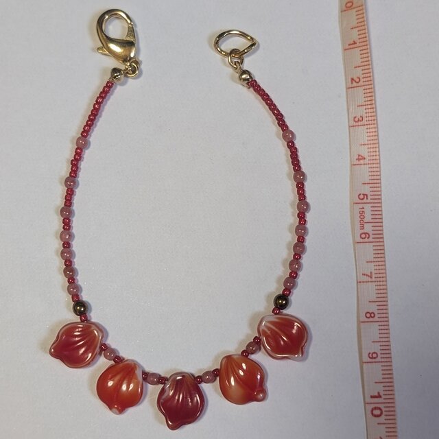 花びらのバッグチャーム（レッド・赤）キーホルダー/フラワー/花弁/ストラップ | iichi 日々の暮らしを心地よくするハンドメイドやアンティークのマーケットプレイス