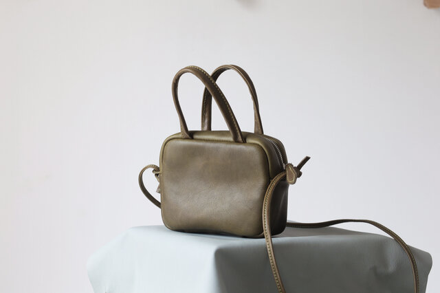 【柔らかいヌメ革】シンプルで軽やか♪ mbox牛革のミニボックスバッグ｜2 Way ショルダーバッグ 母の日 | iichi 日々の暮らしを心地よくするハンドメイドやアンティークのマーケットプレイス