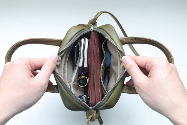 【柔らかいヌメ革】シンプルで軽やか♪ mbox牛革のミニボックスバッグ｜2 Way ショルダーバッグ 母の日 | iichi 日々の暮らしを心地よくするハンドメイドやアンティークのマーケットプレイス