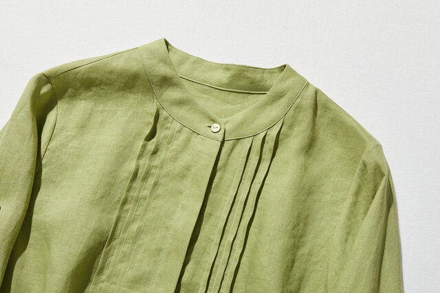 様々なシーンで活躍する万能アイテム ピンタック入り リネンシャツブラウス 鈍い黄緑色 250412-4 | iichi 日々の暮らしを心地よくするハンドメイドやアンティークのマーケットプレイス