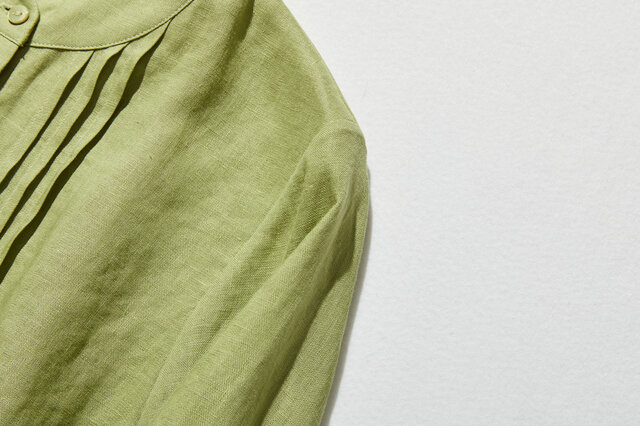 様々なシーンで活躍する万能アイテム ピンタック入り リネンシャツブラウス 鈍い黄緑色 250412-4 | iichi 日々の暮らしを心地よくするハンドメイドやアンティークのマーケットプレイス