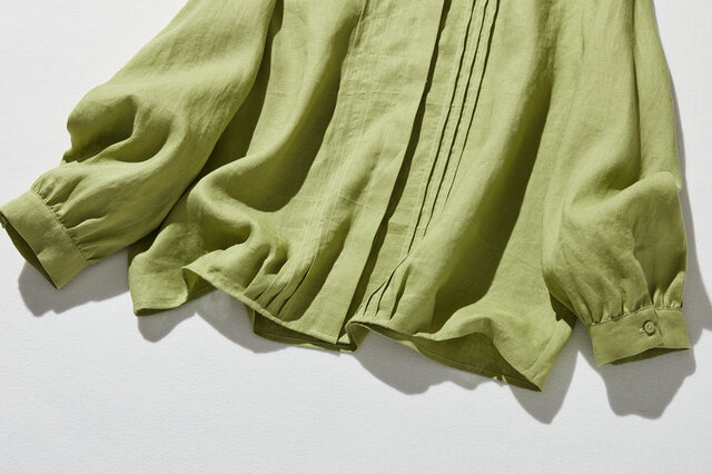 様々なシーンで活躍する万能アイテム ピンタック入り リネンシャツブラウス 鈍い黄緑色 250412-4 | iichi 日々の暮らしを心地よくするハンドメイドやアンティークのマーケットプレイス