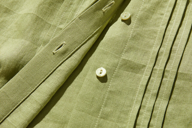 様々なシーンで活躍する万能アイテム ピンタック入り リネンシャツブラウス 鈍い黄緑色 250412-4 | iichi 日々の暮らしを心地よくするハンドメイドやアンティークのマーケットプレイス