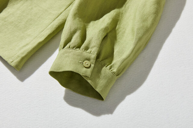 様々なシーンで活躍する万能アイテム ピンタック入り リネンシャツブラウス 鈍い黄緑色 250412-4 | iichi 日々の暮らしを心地よくするハンドメイドやアンティークのマーケットプレイス