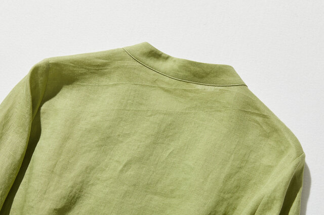 様々なシーンで活躍する万能アイテム ピンタック入り リネンシャツブラウス 鈍い黄緑色 250412-4 | iichi 日々の暮らしを心地よくするハンドメイドやアンティークのマーケットプレイス