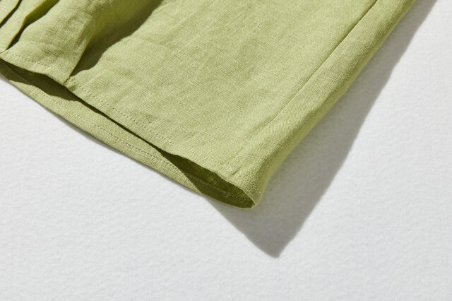 様々なシーンで活躍する万能アイテム ピンタック入り リネンシャツブラウス 鈍い黄緑色 250412-4 | iichi 日々の暮らしを心地よくするハンドメイドやアンティークのマーケットプレイス