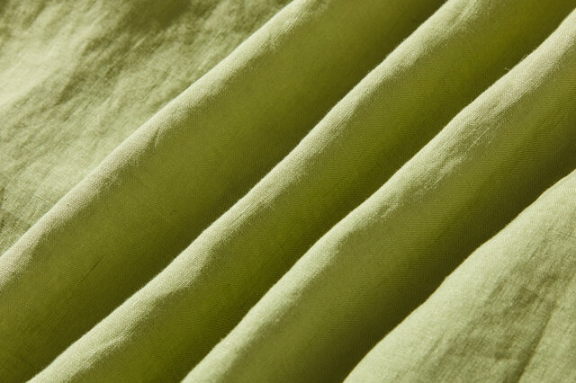 様々なシーンで活躍する万能アイテム ピンタック入り リネンシャツブラウス 鈍い黄緑色 250412-4 | iichi 日々の暮らしを心地よくするハンドメイドやアンティークのマーケットプレイス