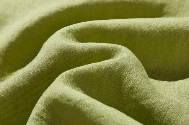 様々なシーンで活躍する万能アイテム ピンタック入り リネンシャツブラウス 鈍い黄緑色 250412-4 | iichi 日々の暮らしを心地よくするハンドメイドやアンティークのマーケットプレイス