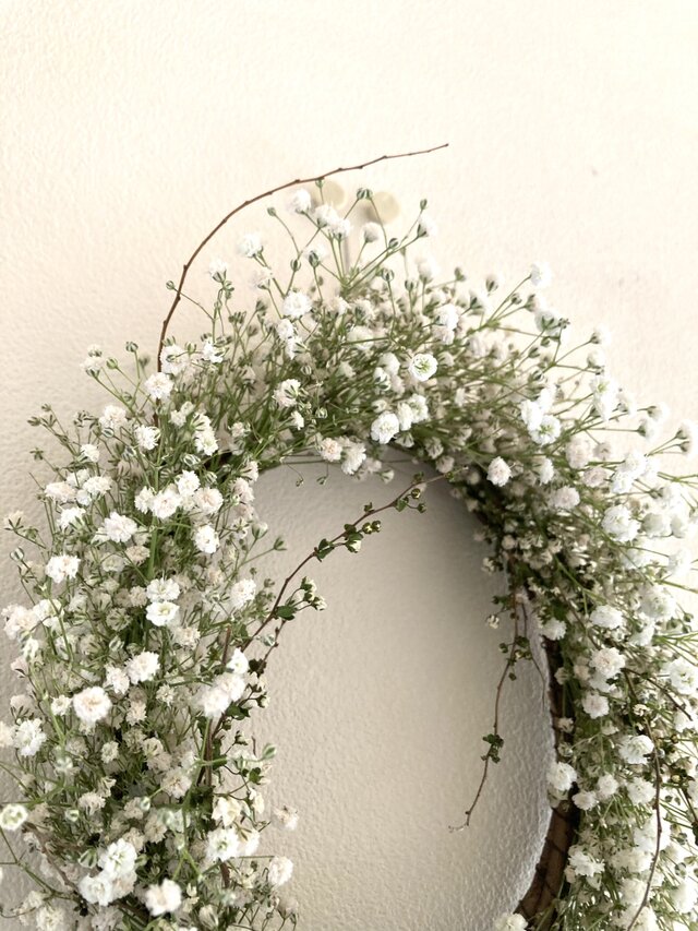 春のリース ~かすみ草と雪柳 | iichi 日々の暮らしを心地よくするハンドメイドやアンティークのマーケットプレイス