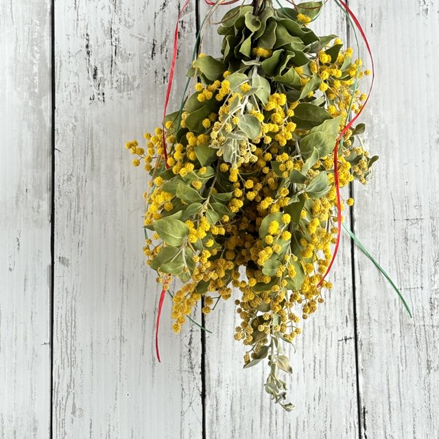 幸せの黄色！ミモザのスワッグJ | iichi 日々の暮らしを心地よくするハンドメイドやアンティークのマーケットプレイス