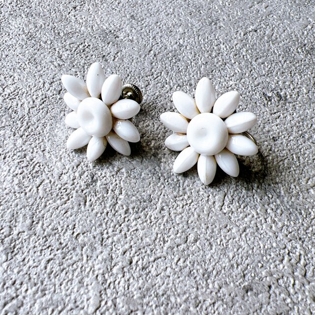Y1101-ヴィンテージイヤリング U.S.A. 50〜60s West German White Acrylic Flower | iichi 日々の暮らしを心地よくするハンドメイドや ...