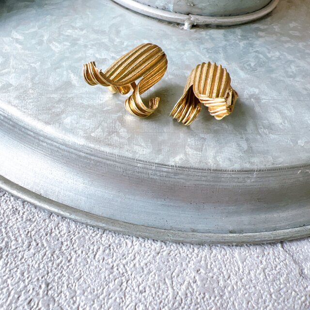 YL5-【 Lisner 】リスナー・ヴィンテージイヤリング 1960s Goldtone Fine Texture Tulip | iichi 日々の暮らしを心地よくするハンドメイドや ...