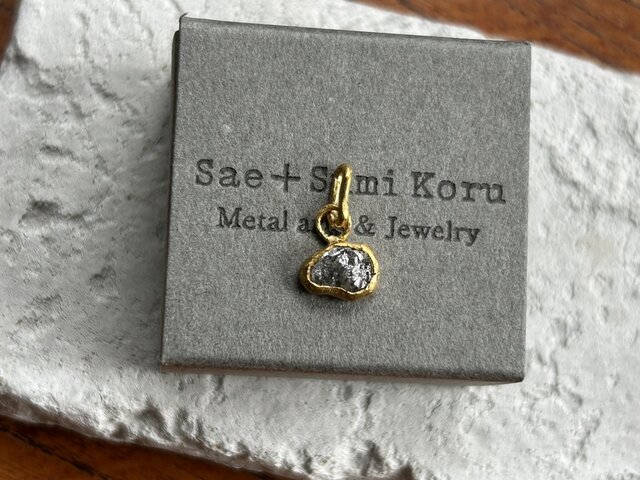 K24ダイアモンド結晶原石 純金ペンダントトップ | iichi 日々の暮らしを心地よくするハンドメイドやアンティークのマーケットプレイス