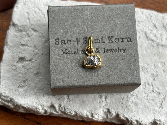 K24ダイアモンド結晶原石 純金ペンダントトップ | iichi 日々の暮らしを心地よくするハンドメイドやアンティークのマーケットプレイス
