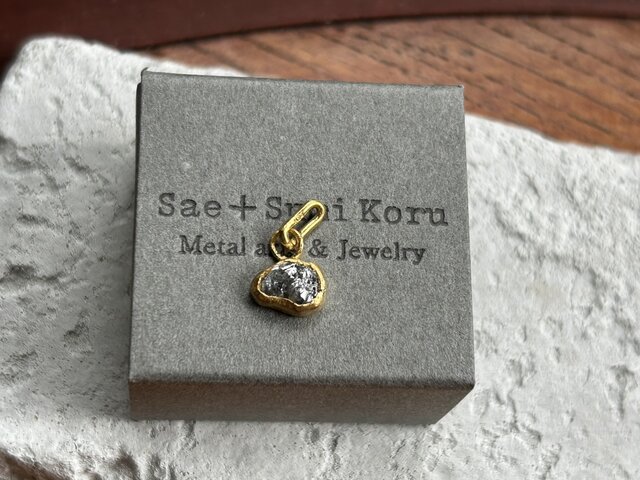 K24ダイアモンド結晶原石 純金ペンダントトップ | iichi 日々の暮らしを心地よくするハンドメイドやアンティークのマーケットプレイス