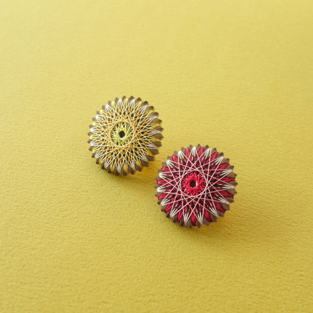 糸まき手鞠のブローチ（黄色） 絹糸のアクセサリー / ギフト | iichi 日々の暮らしを心地よくするハンドメイドやアンティークのマーケットプレイス