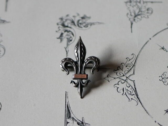 大きい方 フルール・ド・リス ヴィンテージブローチ ブロカントのある暮らし | iichi 日々の暮らしを心地よくするハンドメイドやアンティークのマーケットプレイス