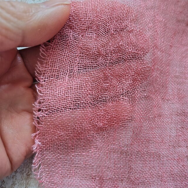 ふんわり柔らかい 大判リネンガーゼストール 天然染め インド茜染＊ | iichi 日々の暮らしを心地よくするハンドメイドやアンティークのマーケットプレイス