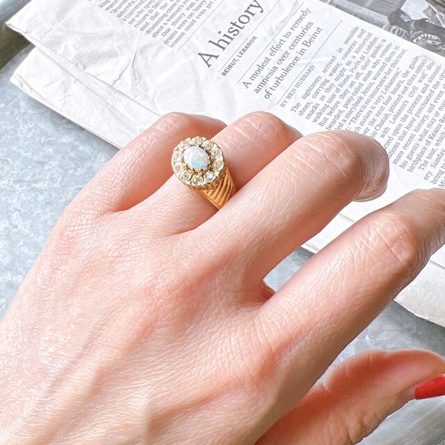 R389-ヴィンテージリング U.S.A. 1980s Gold Tone Aurora Cabochon Rhinestone | iichi 日々の暮らしを心地よくするハンドメイドや ...