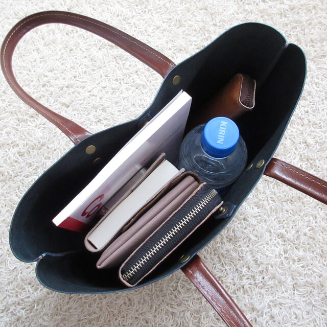 ミディアムタイプ♪《牛革》三角マチの底マチワイドトート・ロングハンドル・0602 | iichi 日々の暮らしを心地よくするハンドメイドやアンティークのマーケットプレイス