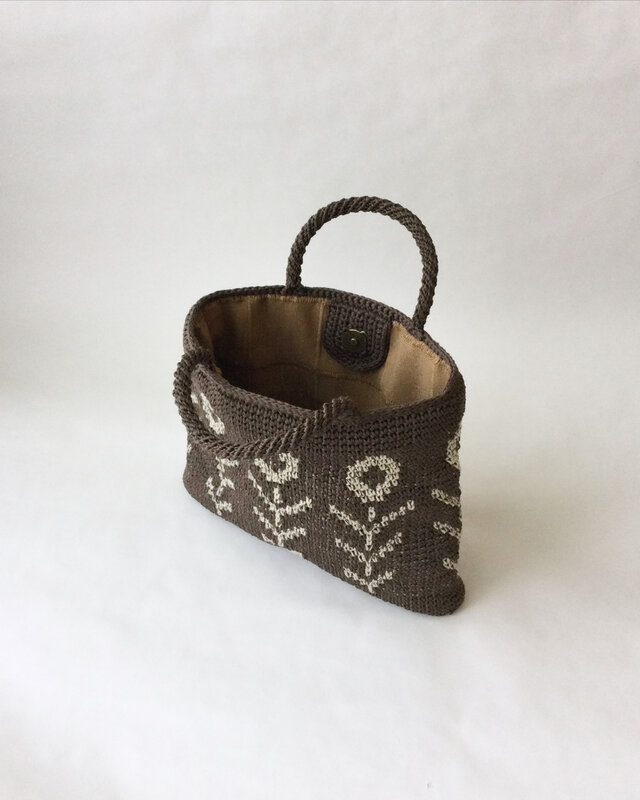 NordicBrown - 北欧スタイルのお花柄かぎ針編みバッグ | iichi 日々の暮らしを心地よくするハンドメイドやアンティークのマーケットプレイス