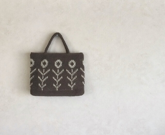 NordicBrown - 北欧スタイルのお花柄かぎ針編みバッグ | iichi 日々の暮らしを心地よくするハンドメイドやアンティークのマーケットプレイス