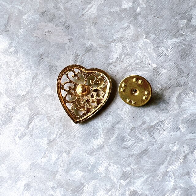 SC130-ヴィンテージブローチ U.S.A. 1980s Gold Tone Openwork Heart | iichi 日々の暮らしを心地よくするハンドメイドやアンティークのマーケットプレイス