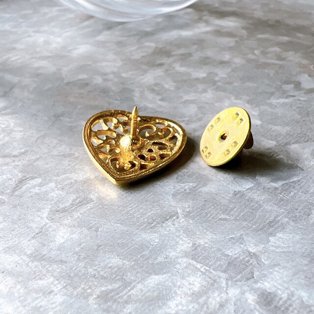 SC130-ヴィンテージブローチ U.S.A. 1980s Gold Tone Openwork Heart | iichi 日々の暮らしを心地よくするハンドメイドやアンティークのマーケットプレイス